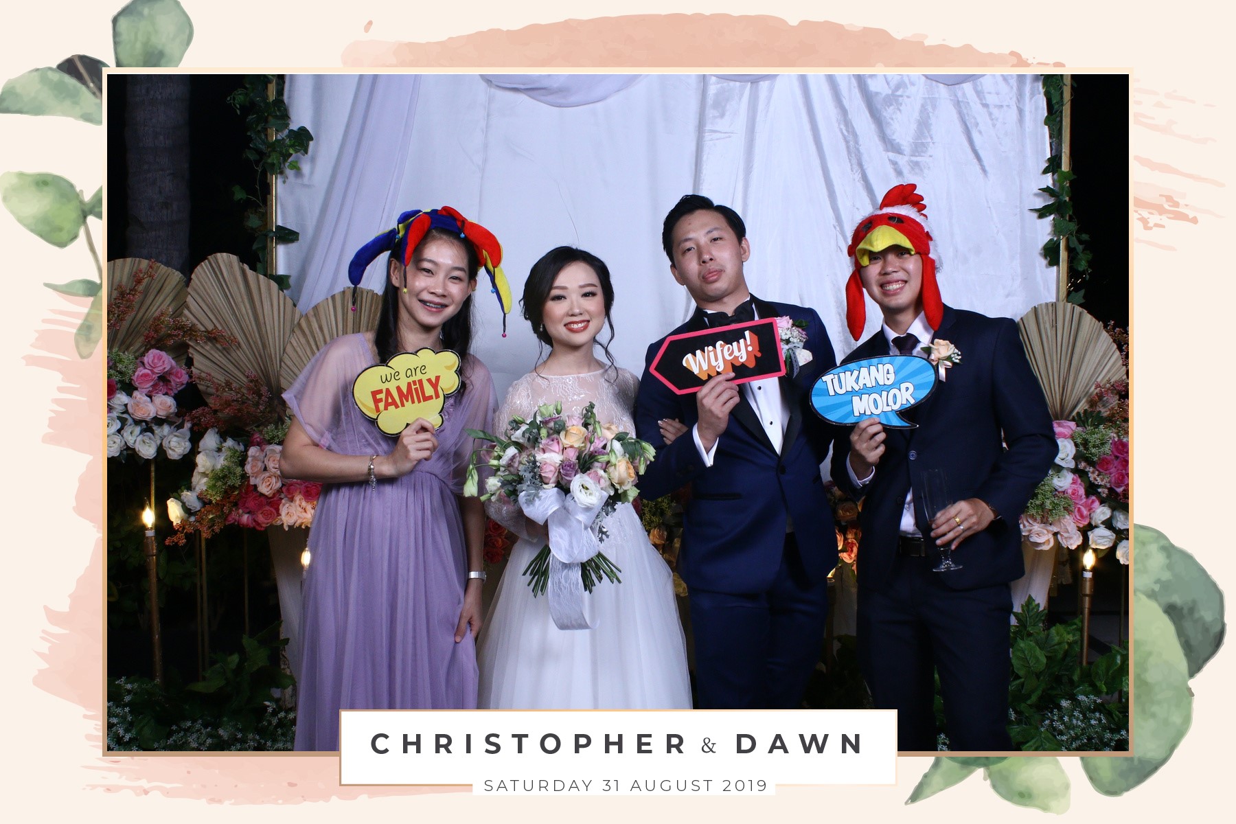 Christopher & Dawn Wedding | Foto moto photobooth | Bridestory