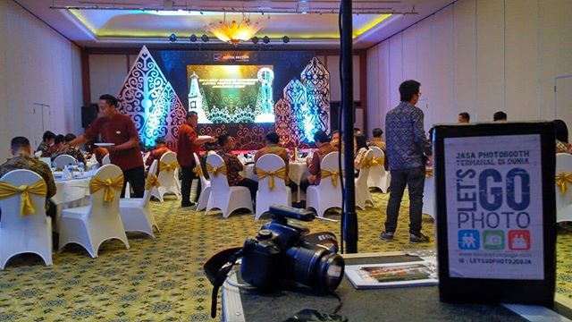 Photobooth Session by Photobooth Letsgophotojogja | Bridestory.com