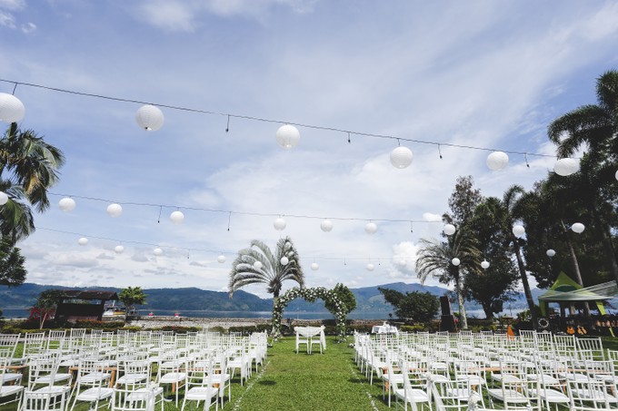 Lambok & Sarah - A Beautiful Lakeside wedding by Silintong Hotel ...
