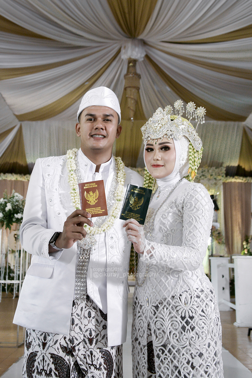Mamorable Wedding of Debby & Fikri by Cikuray Photography | Bridestory.com