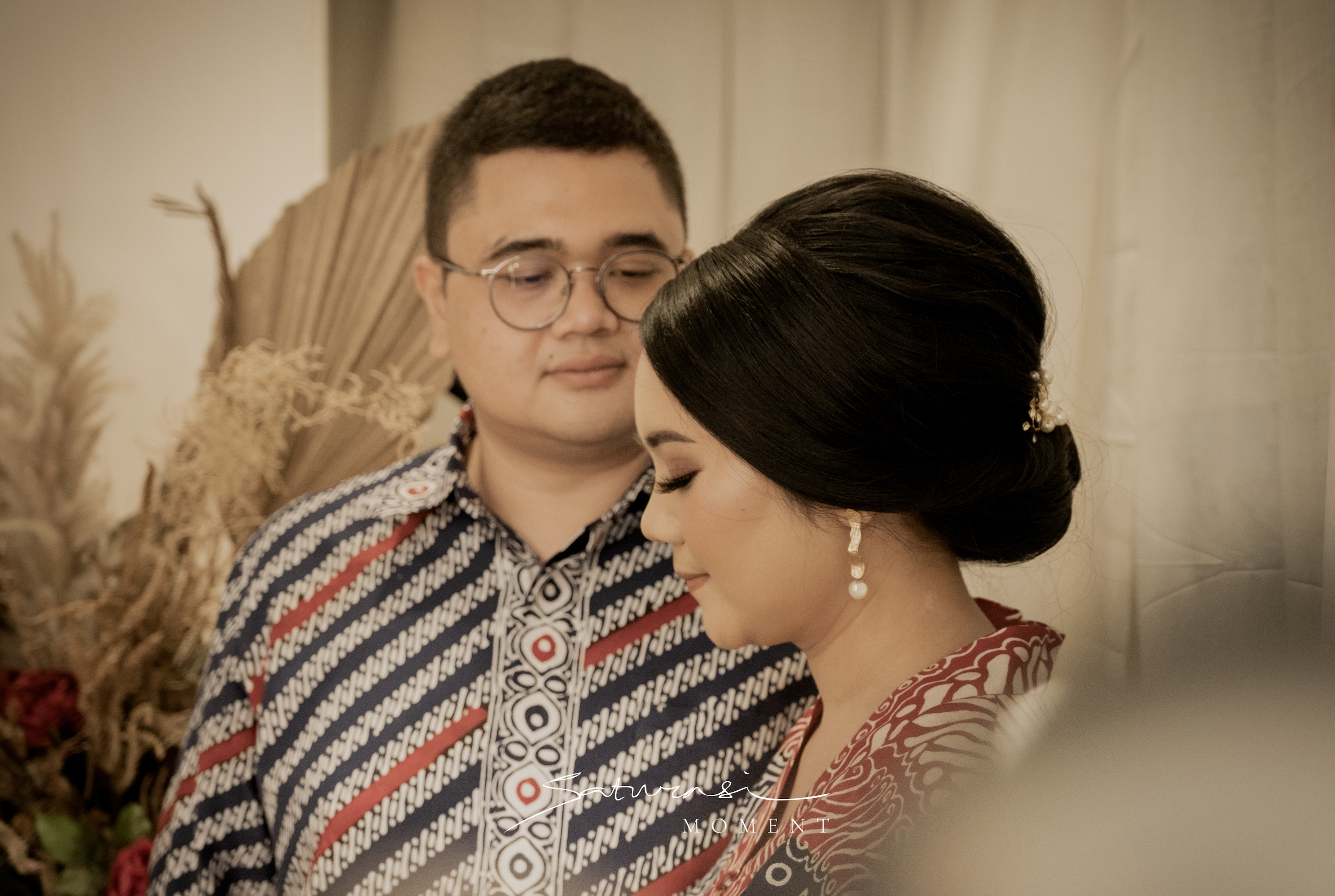 An Engagement of Riri dan Rama by Saturasi Moment | Bridestory.com
