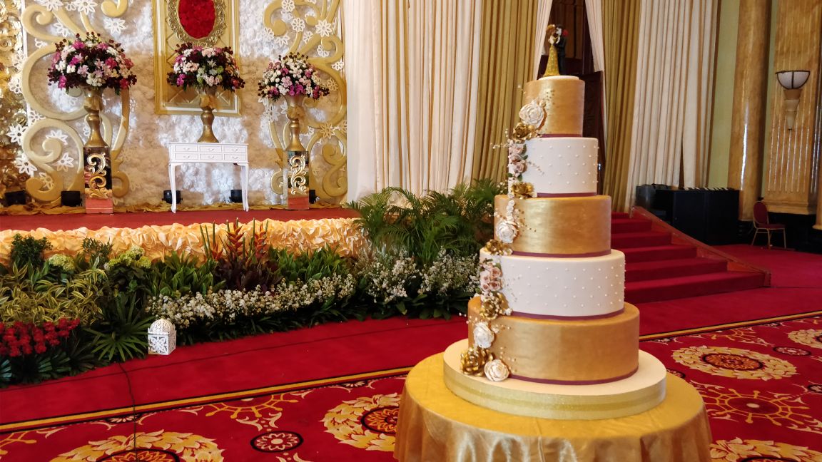 Golden Royalty Cake | Cakes 'n' Bakes | Bridestory