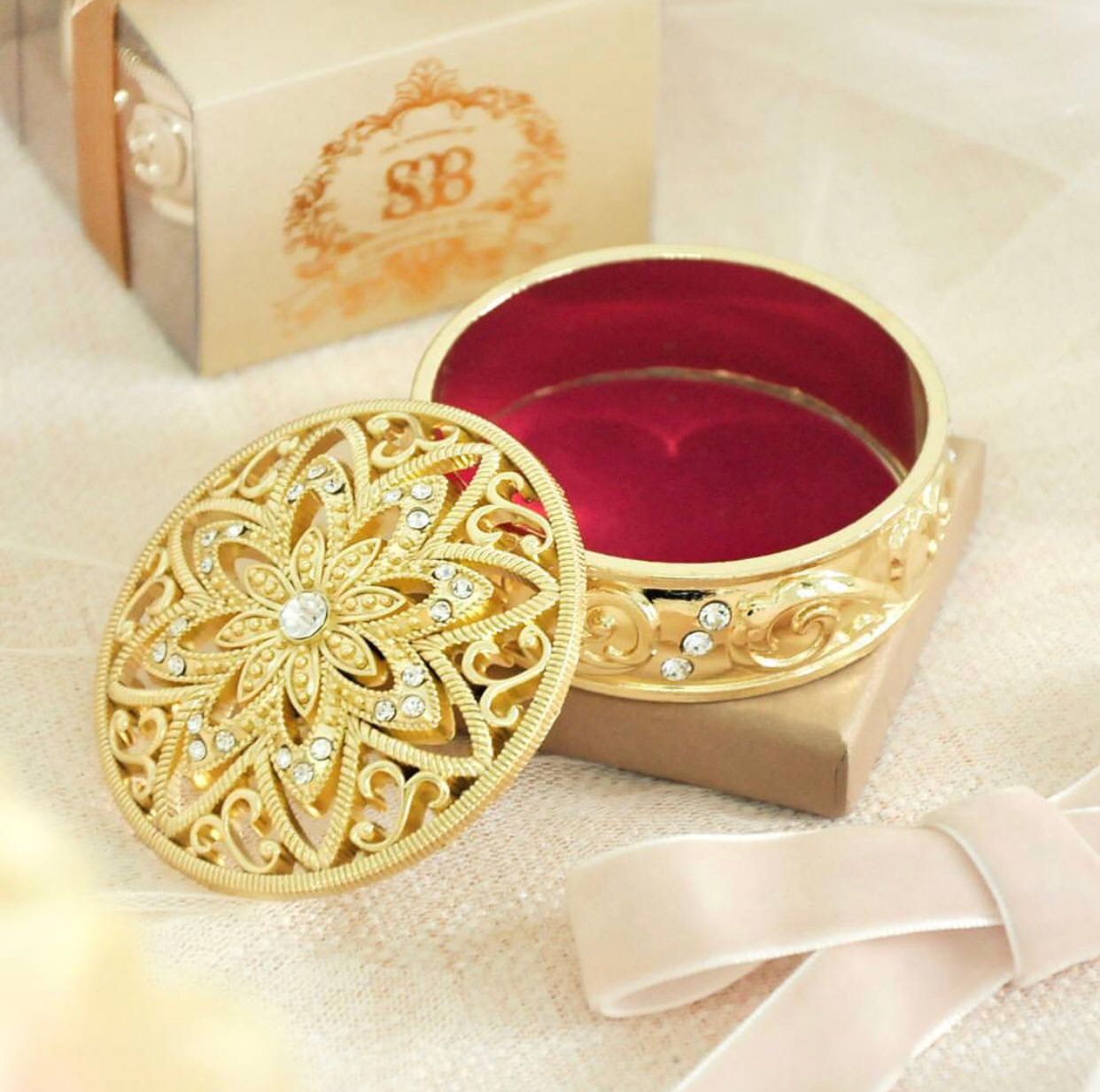 Light Gold shiny trinket box oleh Red Ribbon Gift | Bridestory Store