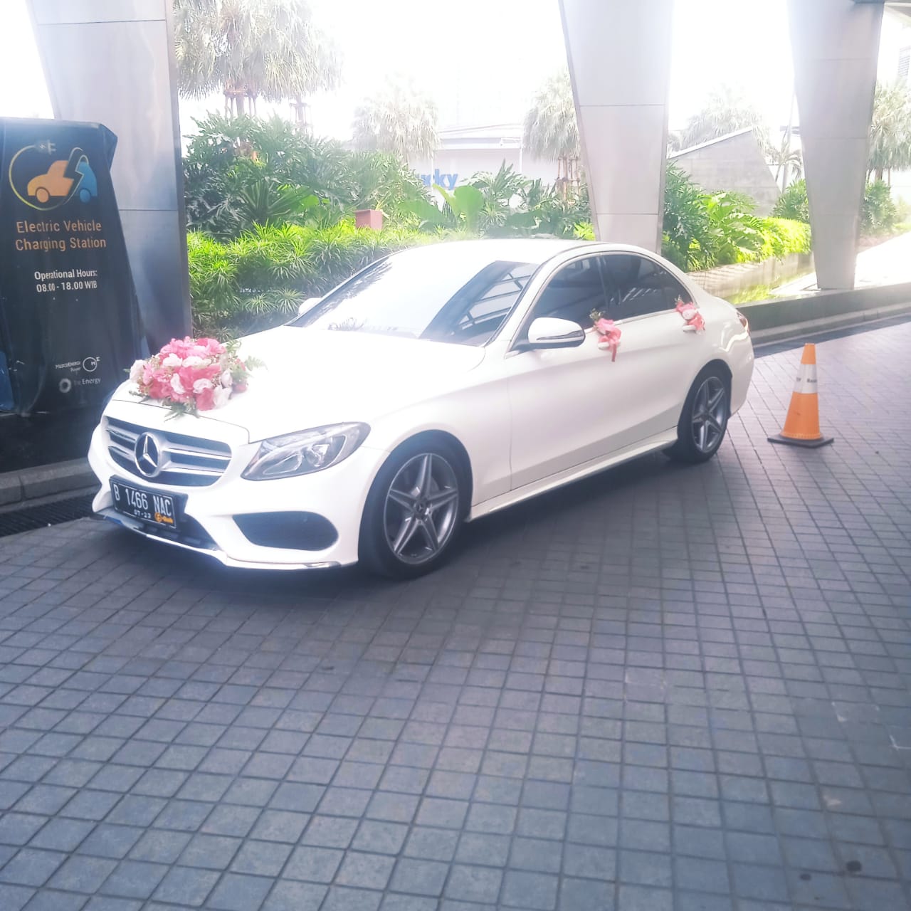 Wedding Car Mercedes C200 by Alva Wedding Car | Bridestory.com