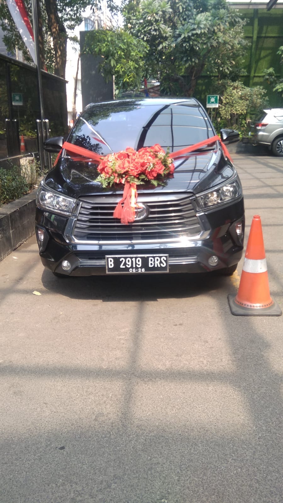Wedding Car Innova Reborn Hitam | Alva Wedding Car | Bridestory