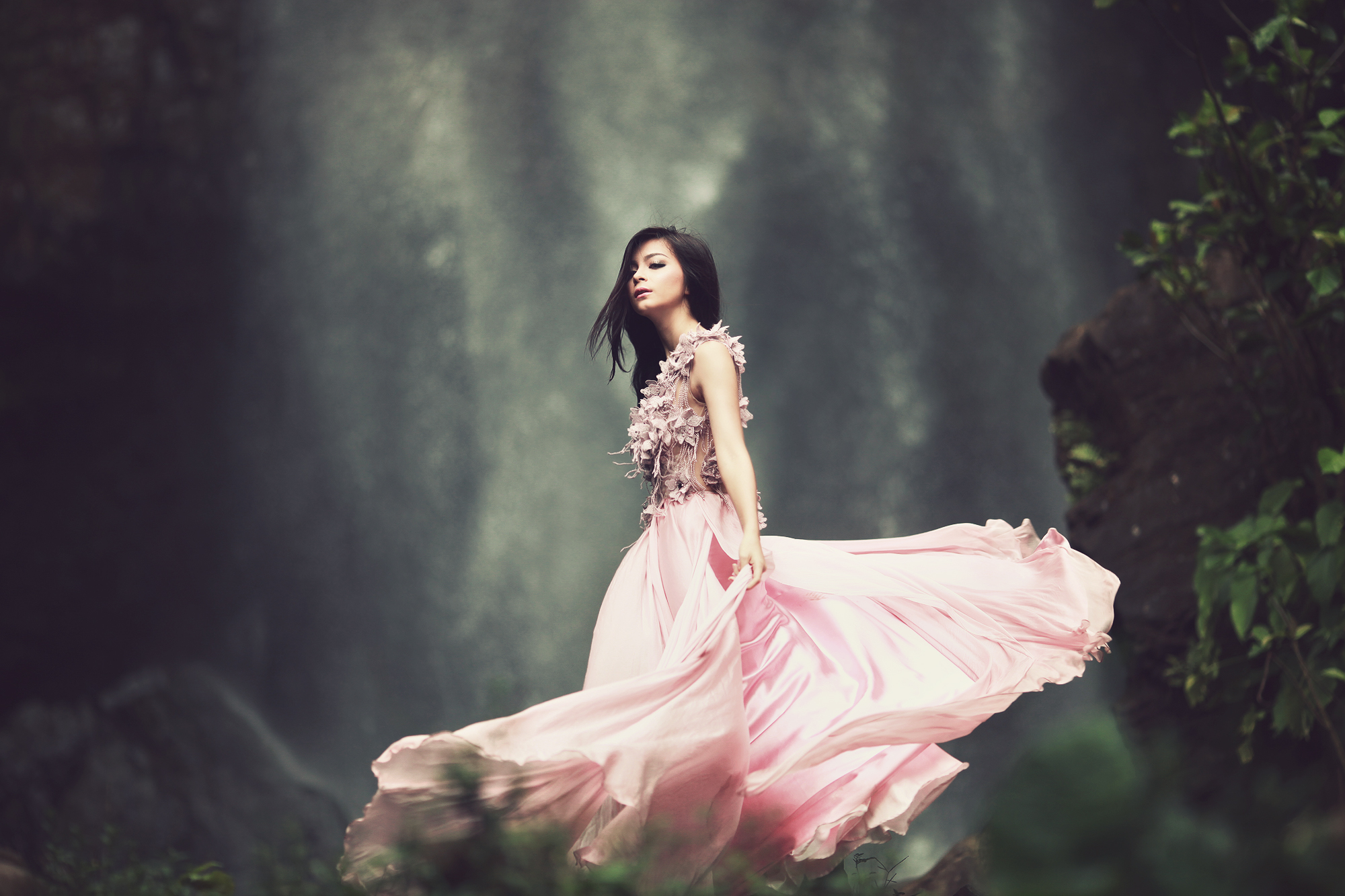 FLOWY DRESS IN THE WIND by natalia soetjipto | Bridestory.com