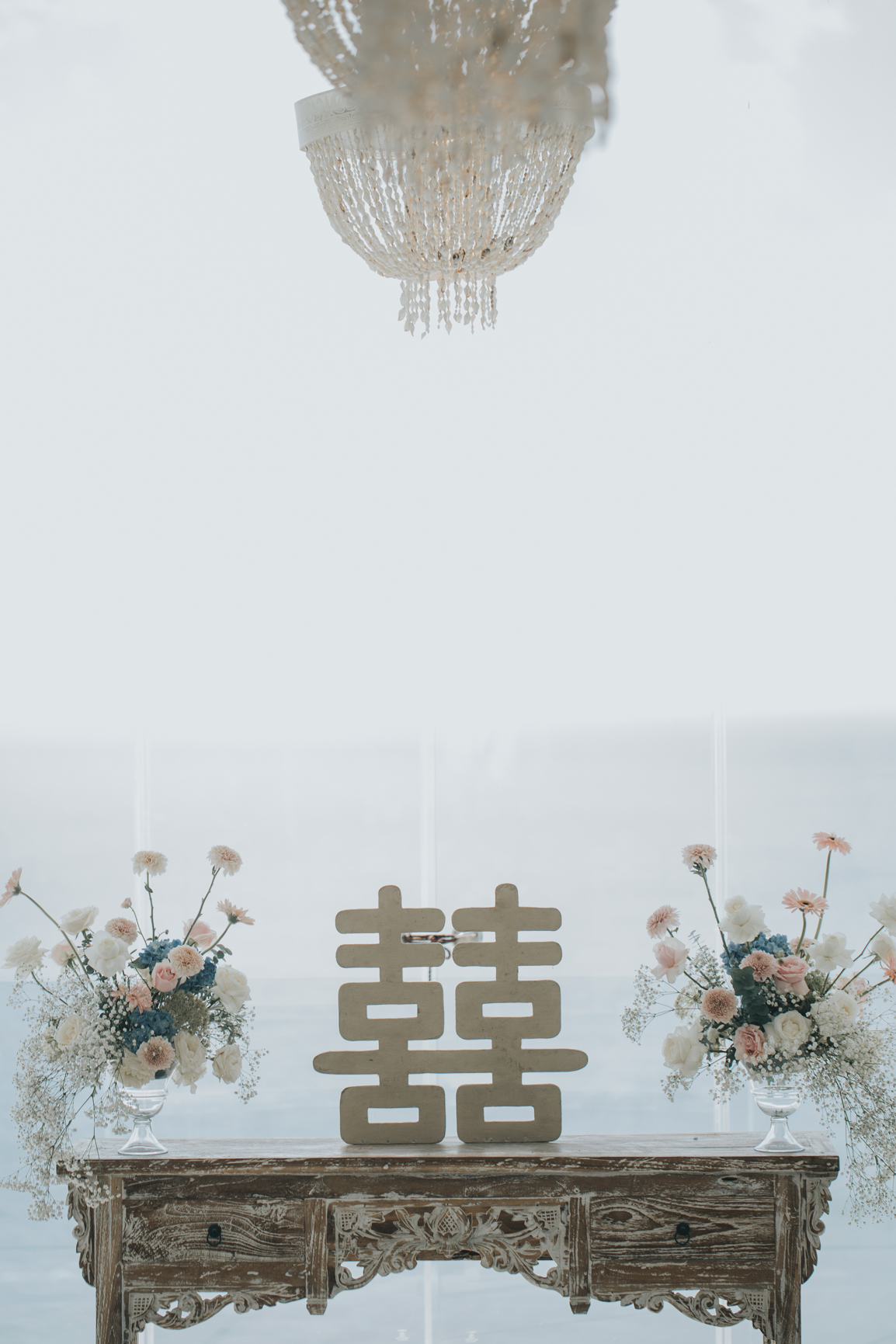 Beatiful Cliff Side Wedding Decoration | Konsep Sejiwa | Bridestory