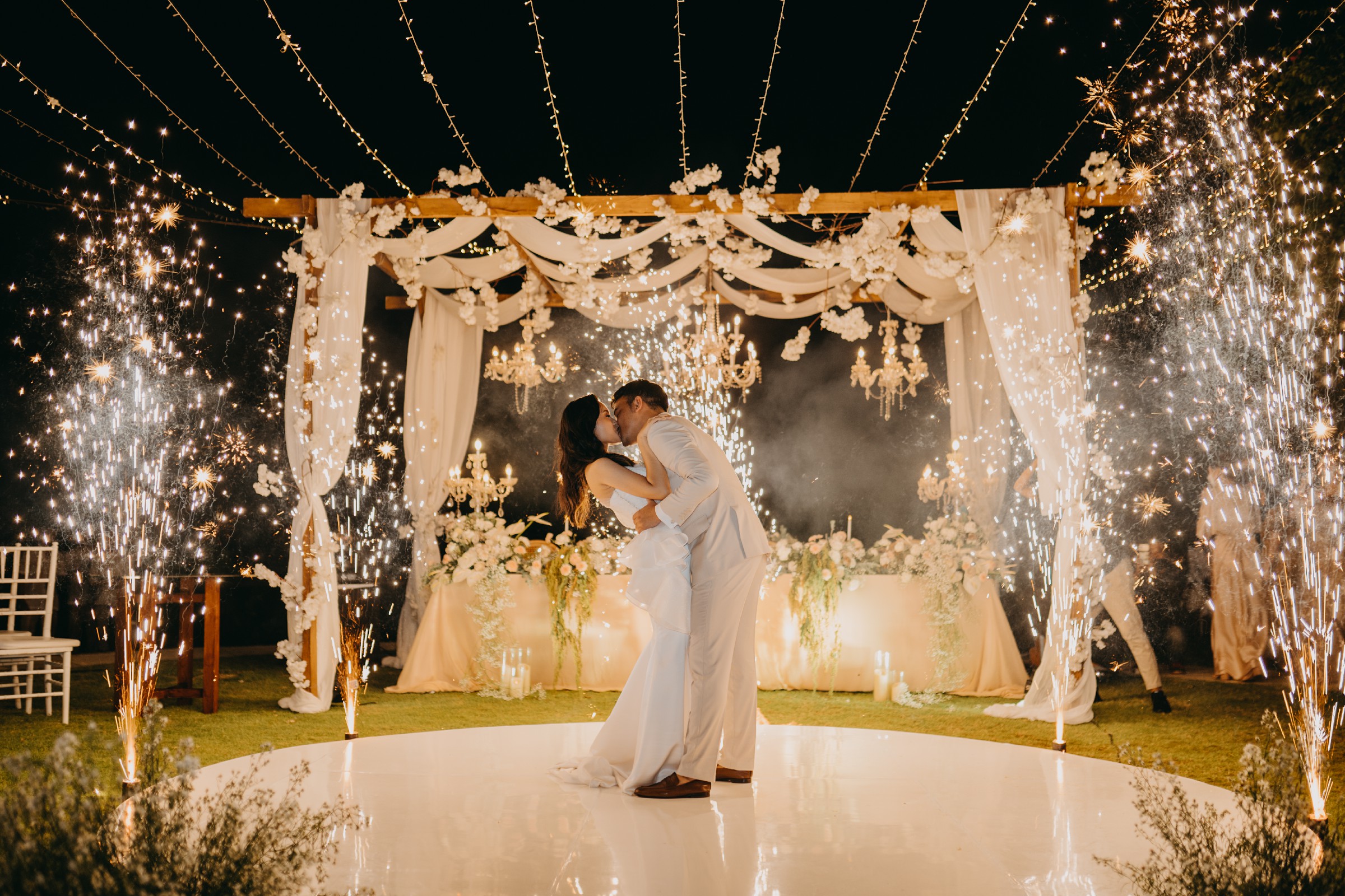 The Edge Wedding By White Roses Planner | White Roses Planner | Bridestory