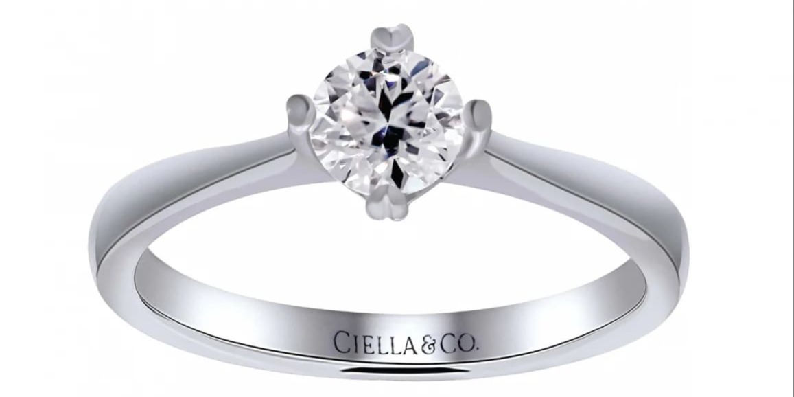 4 HEART SHAPED PRONGS SOLITAIRE RING oleh Ciella&co. | Bridestory Store