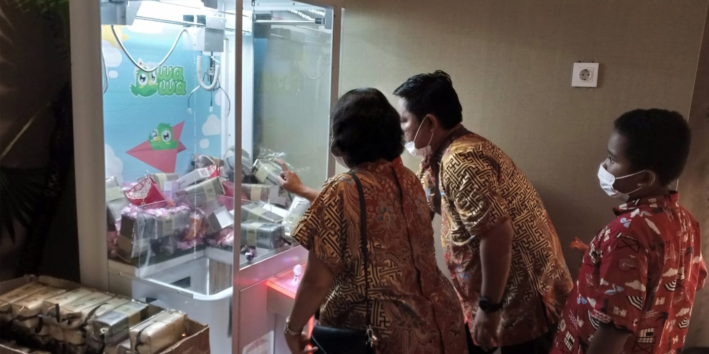 Wawa Box Claw Machine by Wawa Games | Bridestory Store