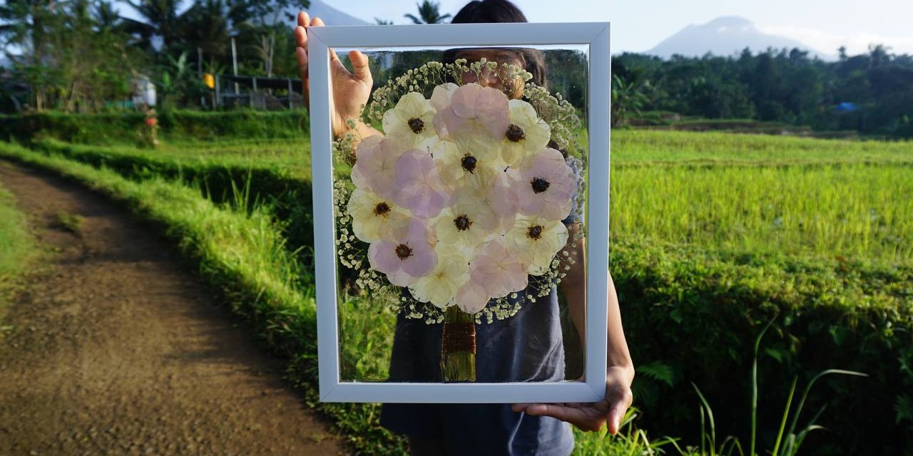 Traditional frame 30x40 cm with resin oleh Bali Flower Preservation ...