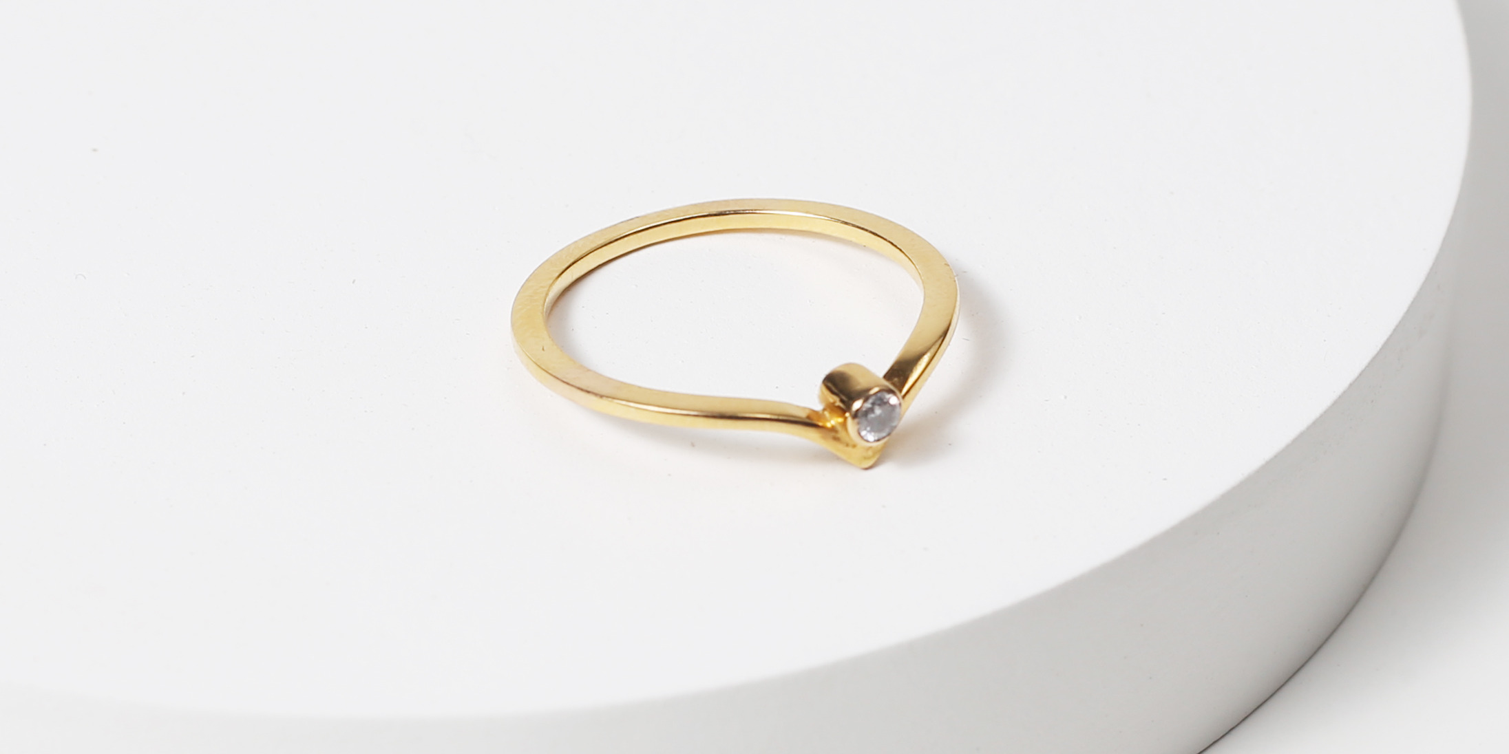 surosmith v diamond dainty engagement ring oleh Surosmith | Bridestory Store