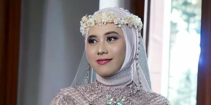 Rias Pengantin Akad Resepsi Gold oleh Verra wedding & makeup artist | Bridestory Store