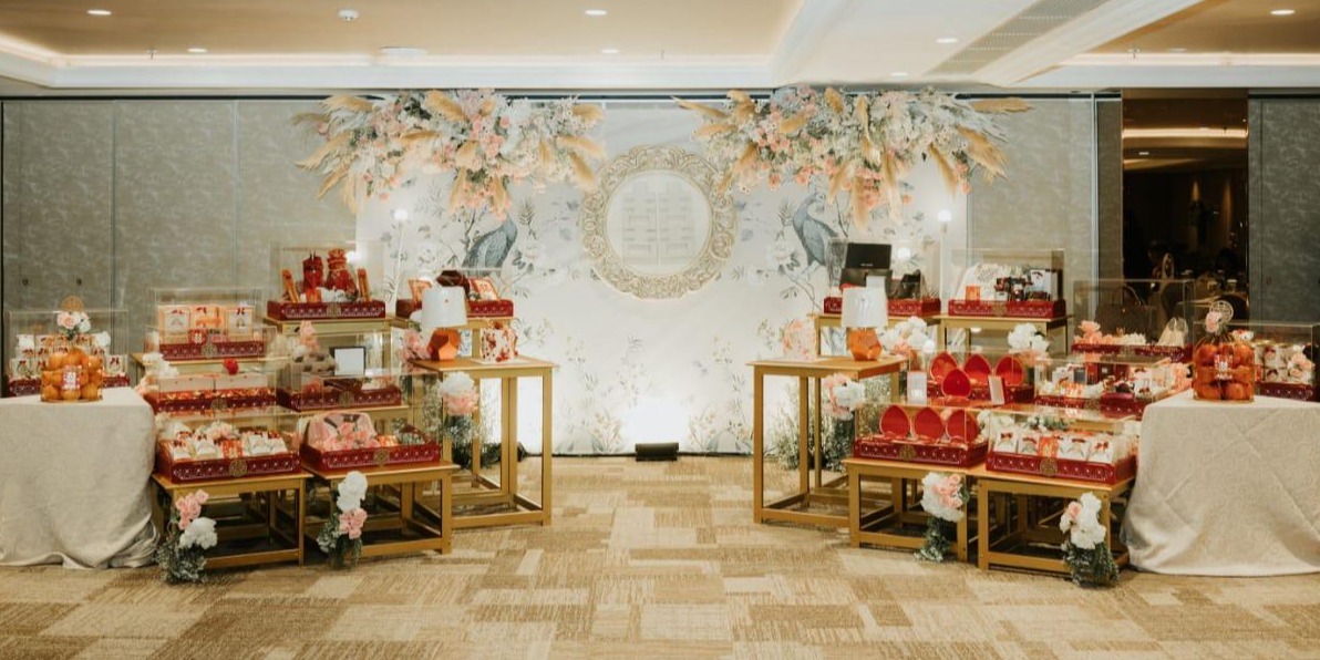 Rent Standing Gold Table oleh Clique Decoration | Bridestory Store