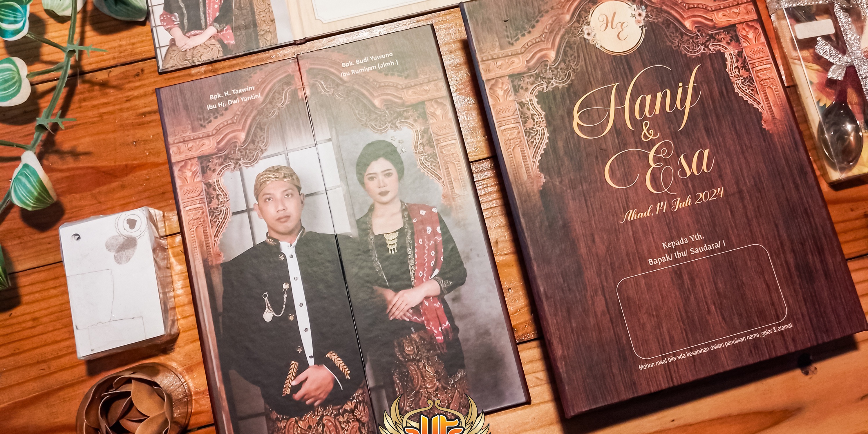 Undangan pernikahan tema adat jawa wayang oleh undangan pernikahan aura ...