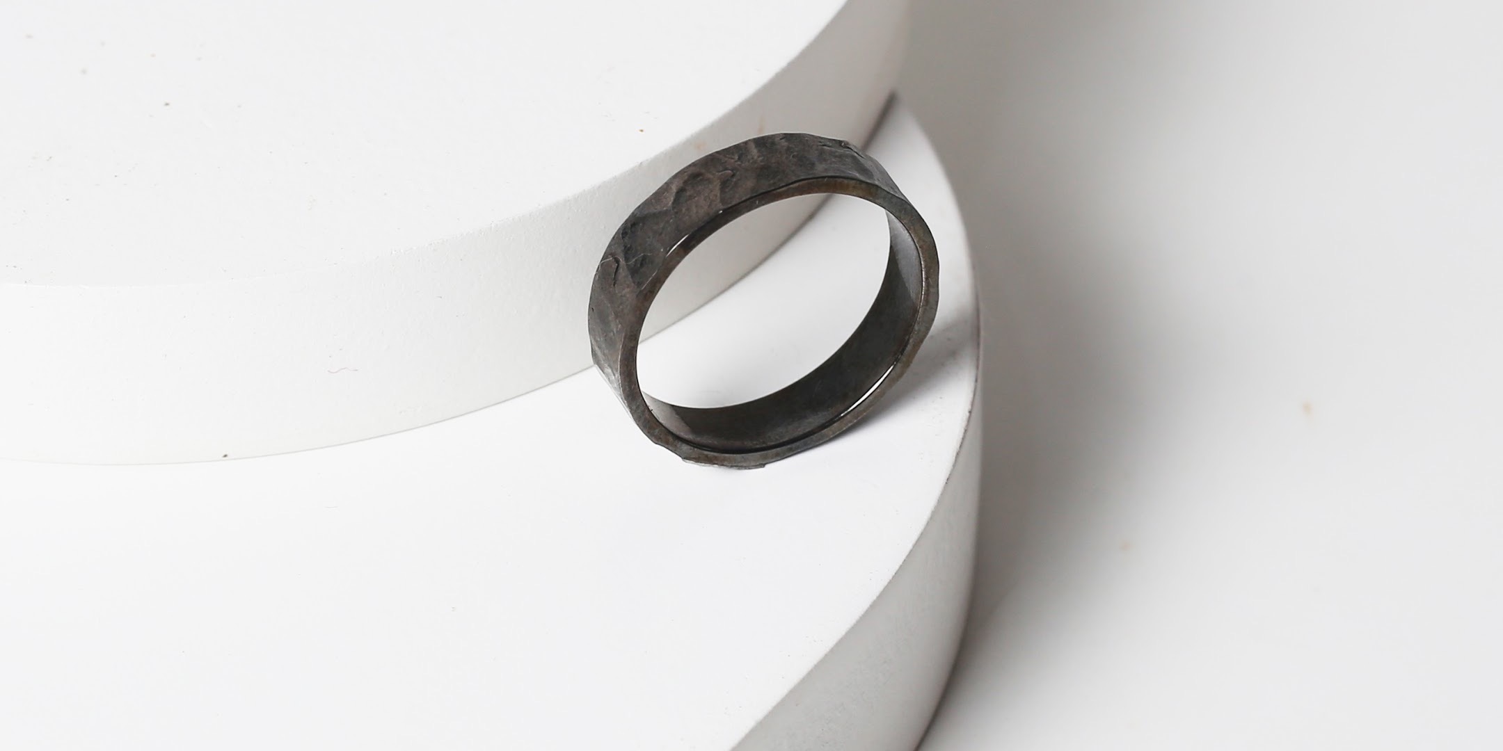 Surosmith Black Rhodium Hammered Ring Glossy - Silver oleh Surosmith | Bridestory Store