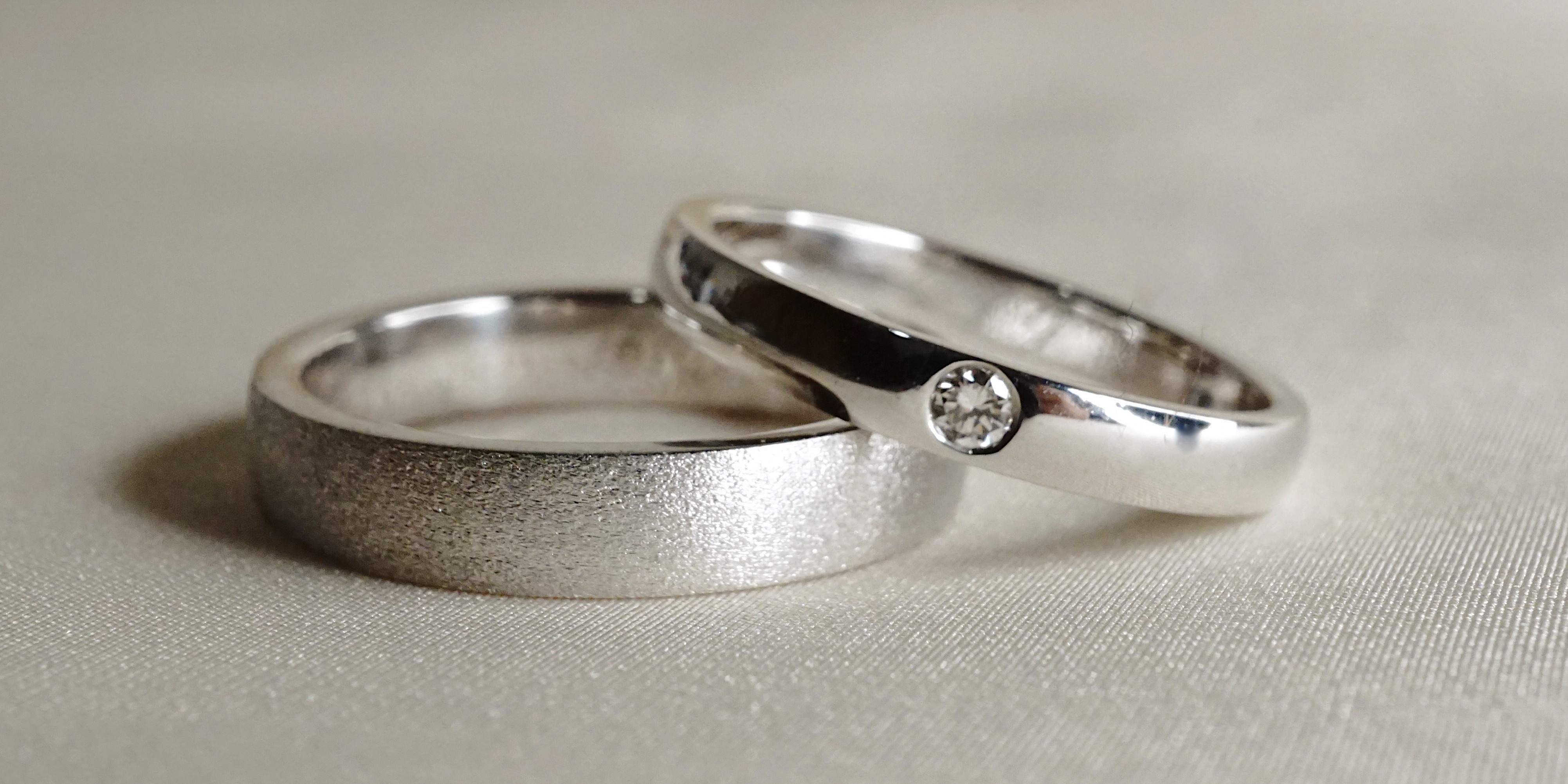 Classic One Stone Wedding Rings oleh Karvi | Bridestory Store