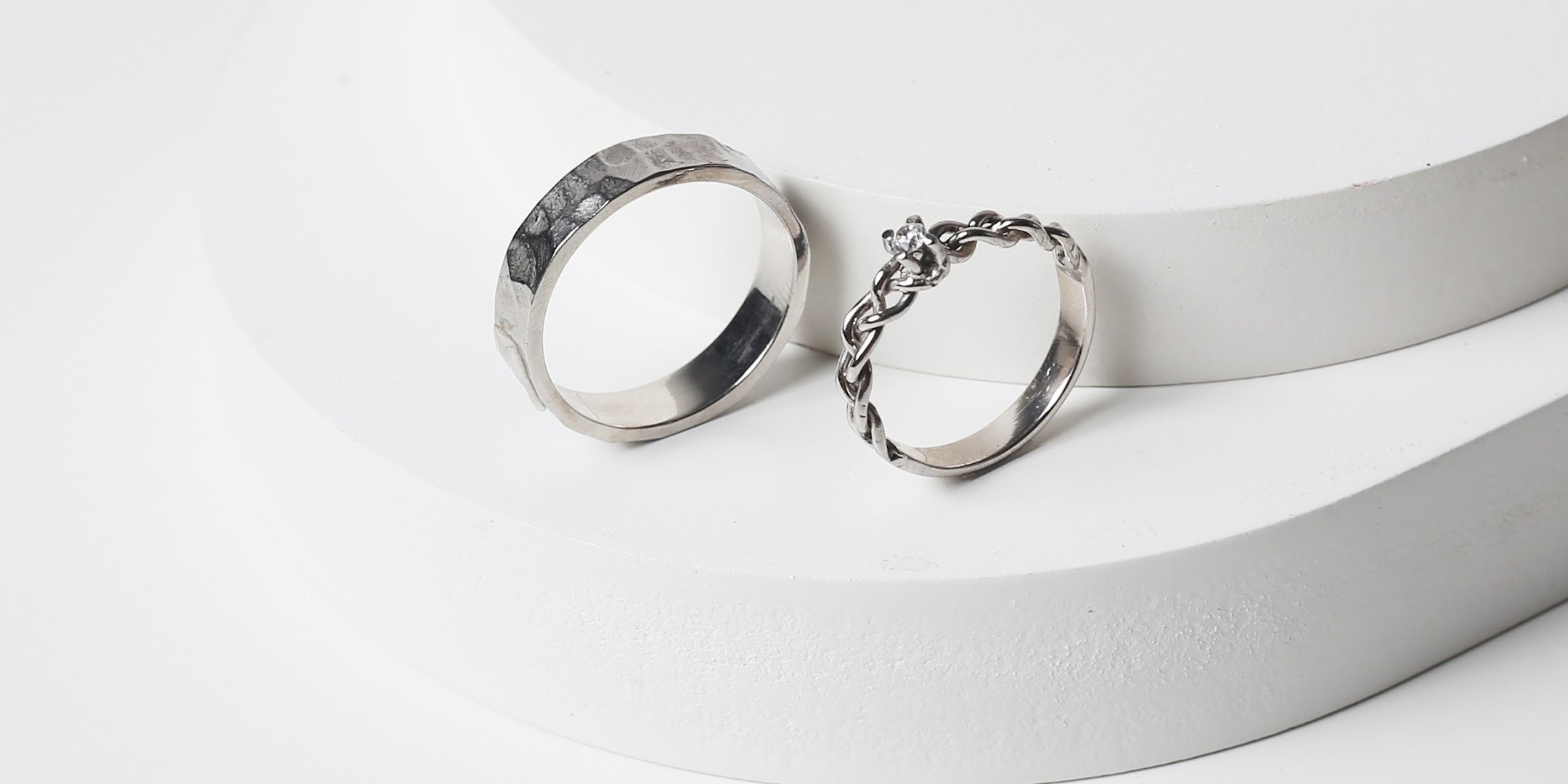 Surosmith White glossy braided and hammerd wedding ring silver - silve oleh Surosmith ...