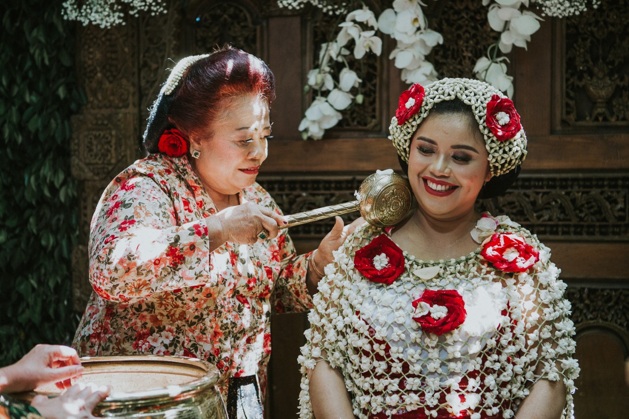 The Mitoni of Wina & Whisnu by Warna Project | Bridestory.com