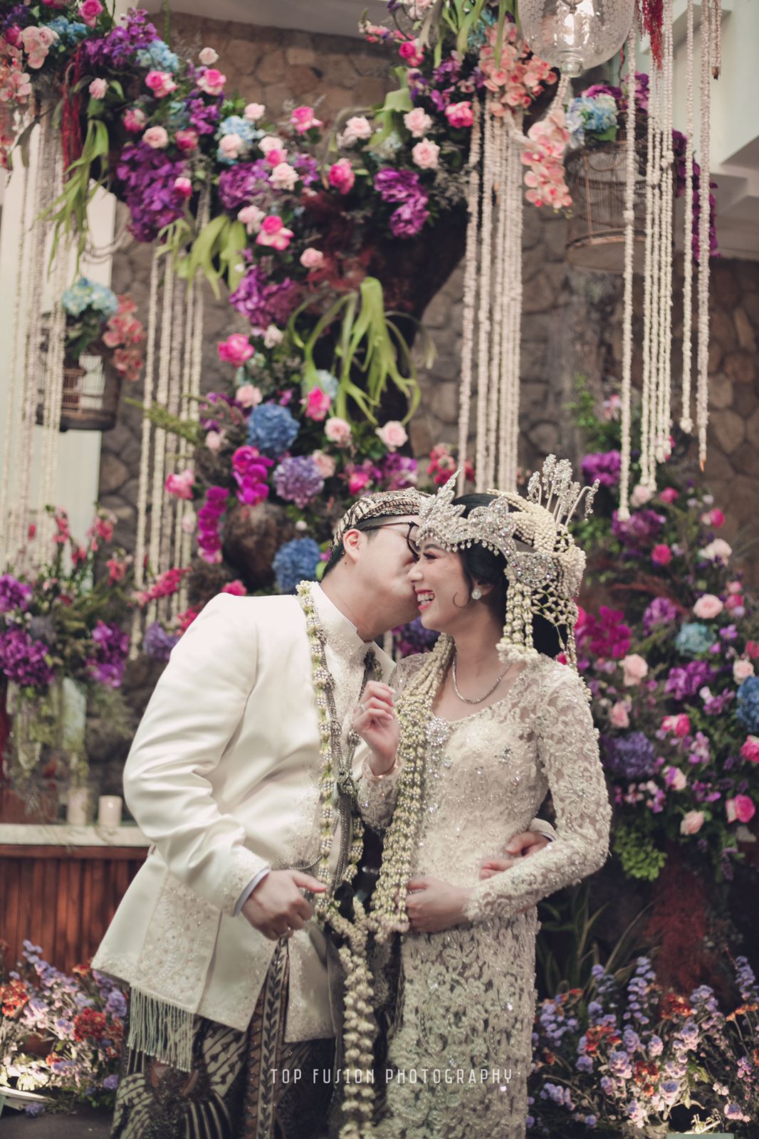 Cheerful Sundanese Wedding | Top Fusion Wedding | Bridestory