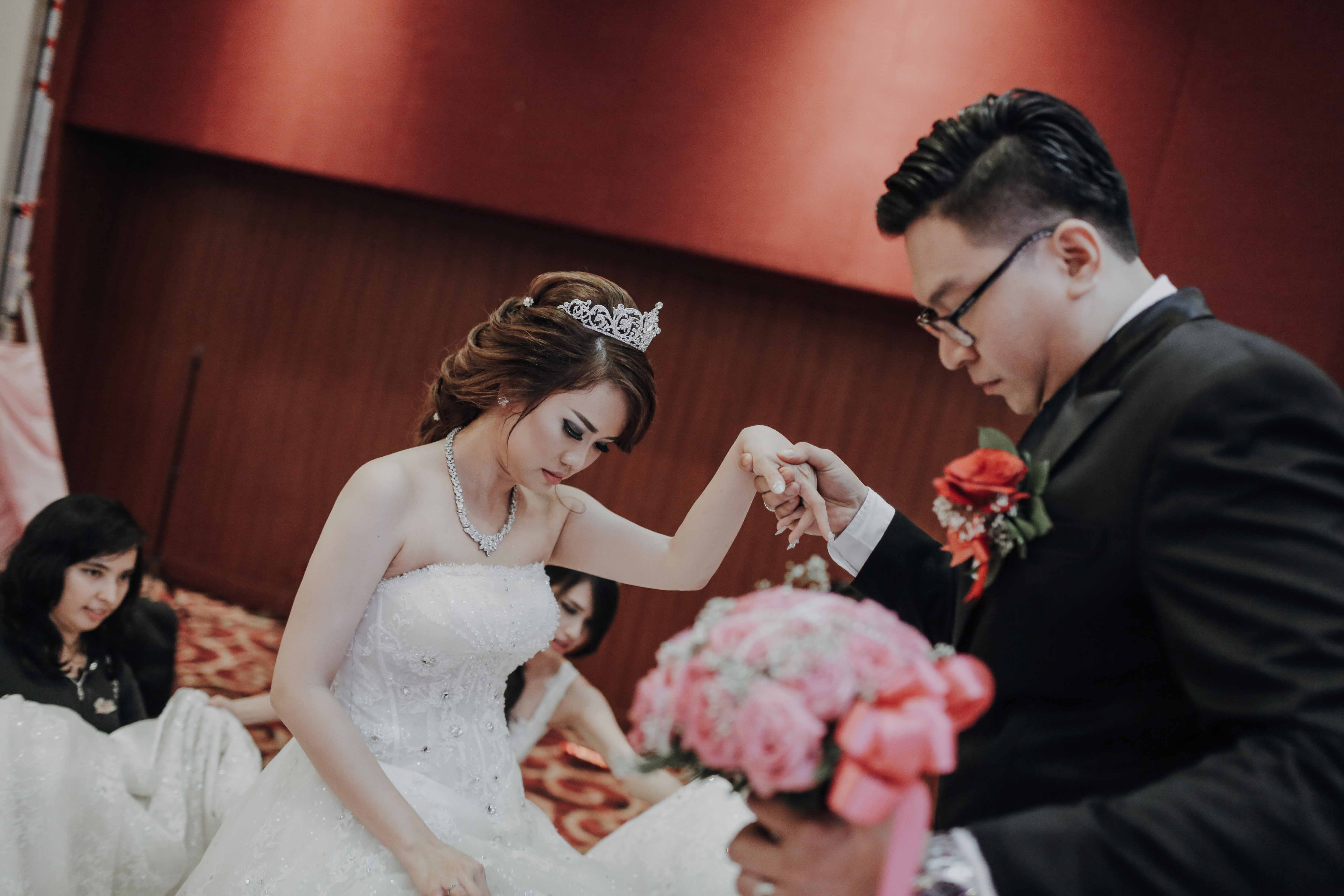 Mieki & Fenti Wedding by Levin Pictures | Bridestory.com