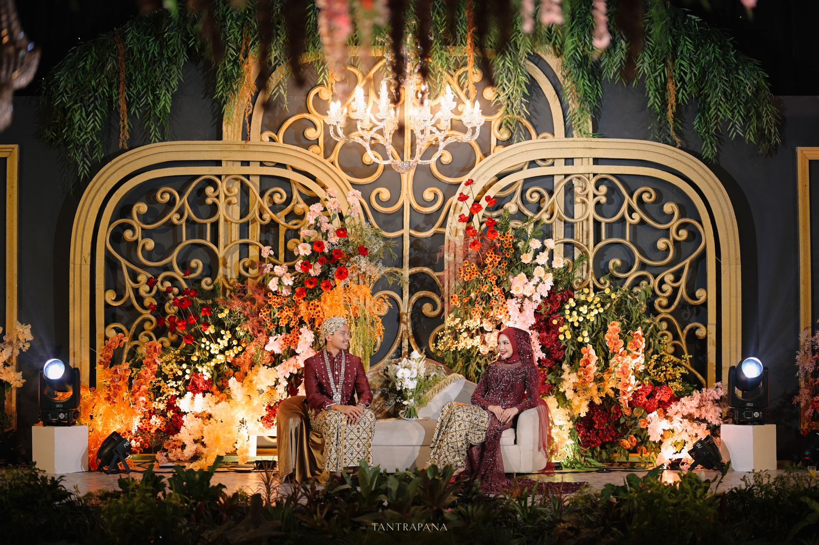 Pernikahan dengan tema JAWA MODERN ini dipilih oleh sepasang mempelai ...