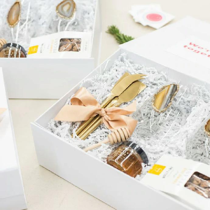 Tips dan Inspirasi untuk Membuat Virtual Wedding Celebration Boxes ...