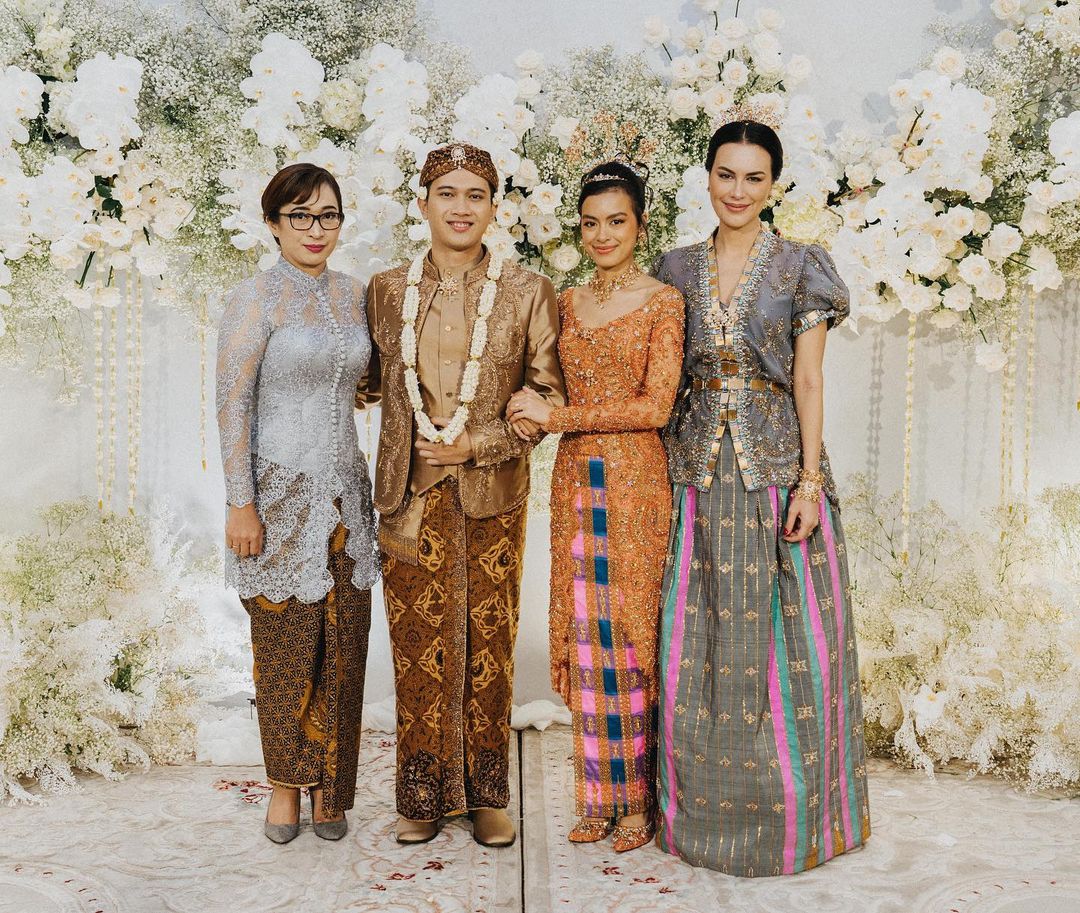 7 Inspirasi Model Busana untuk Ibu Mempelai Wanita yang Elegan ...