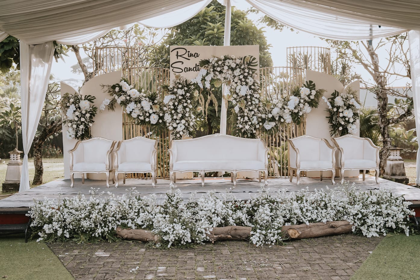 Pernikahan Adat Sunda | Lovefreesia wedding | Bridestory