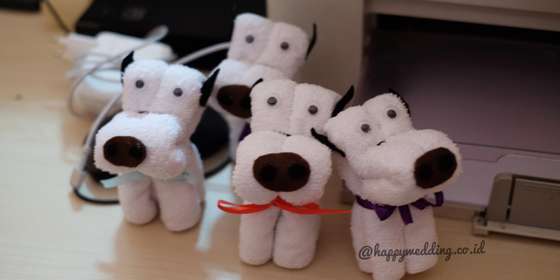 Souvenir Handuk Sapi Packing Plastik oleh Happy Wedding | Bridestory Store