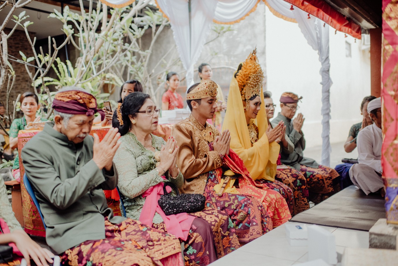 A Traditional Balinese Wedding Filled With Culture, Beauty, and Tears ...
