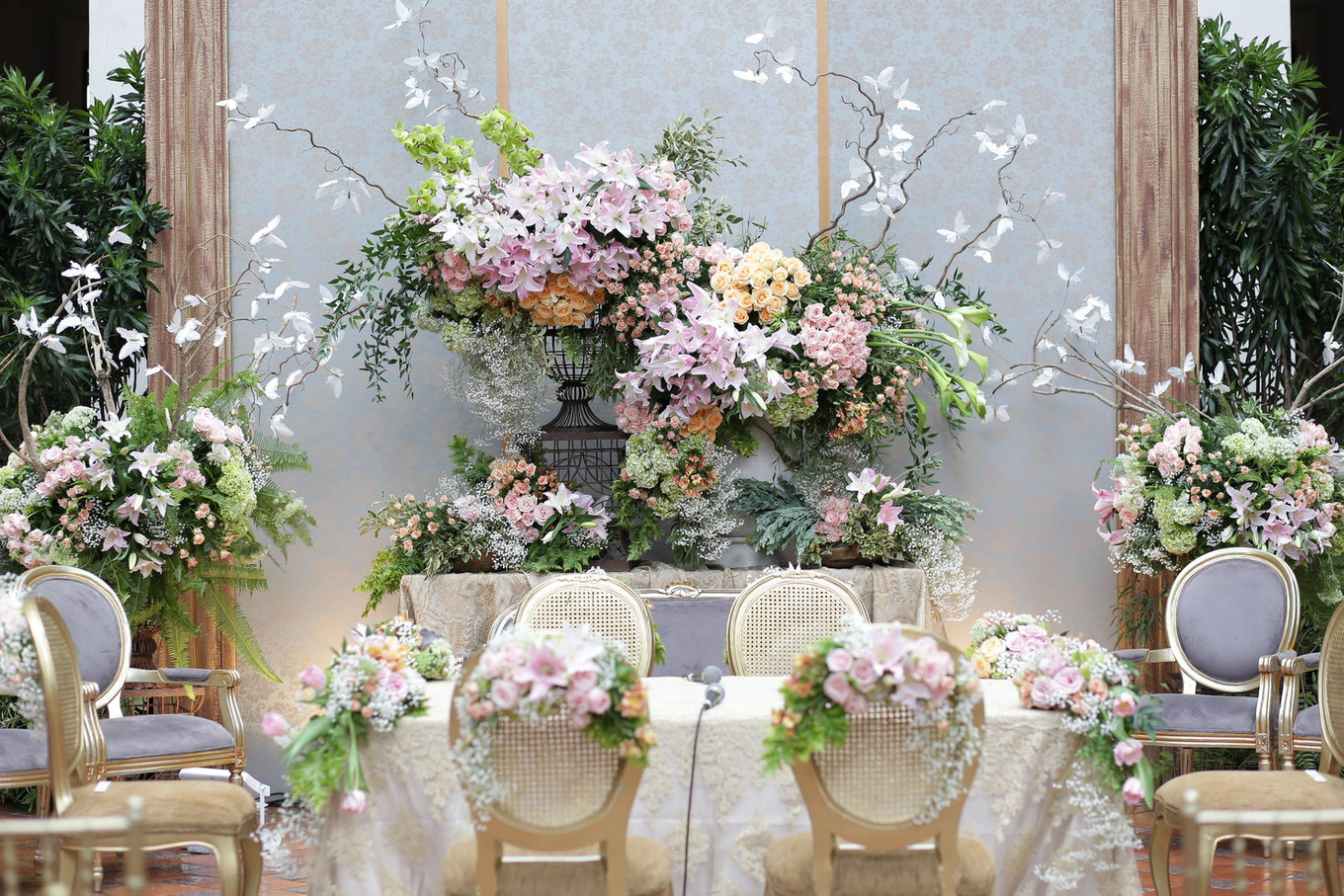 Pernikahan Adat Jawa Penuh Bunga yang Memukau - Bridestory Blog