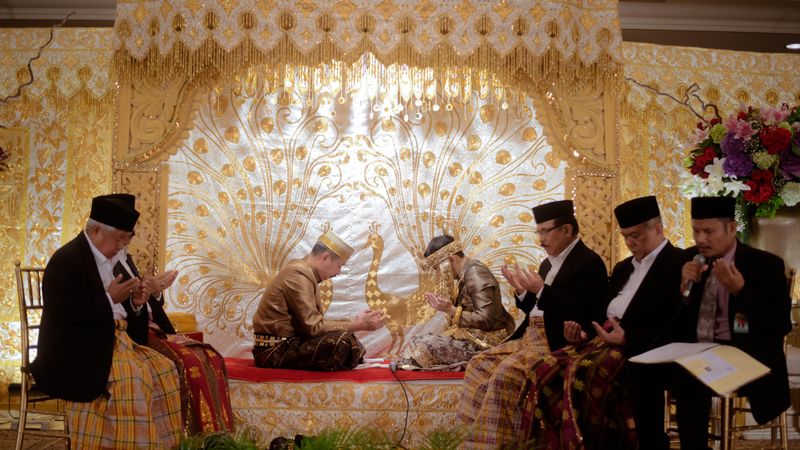 One Couple's Traditional Bugis and Makassar Wedding in Jakarta ...